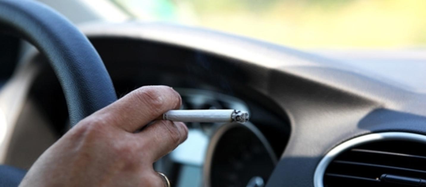 Divieto di fumo in auto: in arrivo maxi multe e ritiro della patente Divieto di fumo in auto: in arrivo maxi multe e ritiro della patente